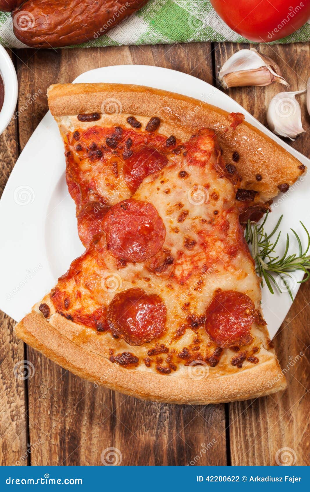 Duas partes de pizza foto de stock. Imagem de delicioso - 42200622