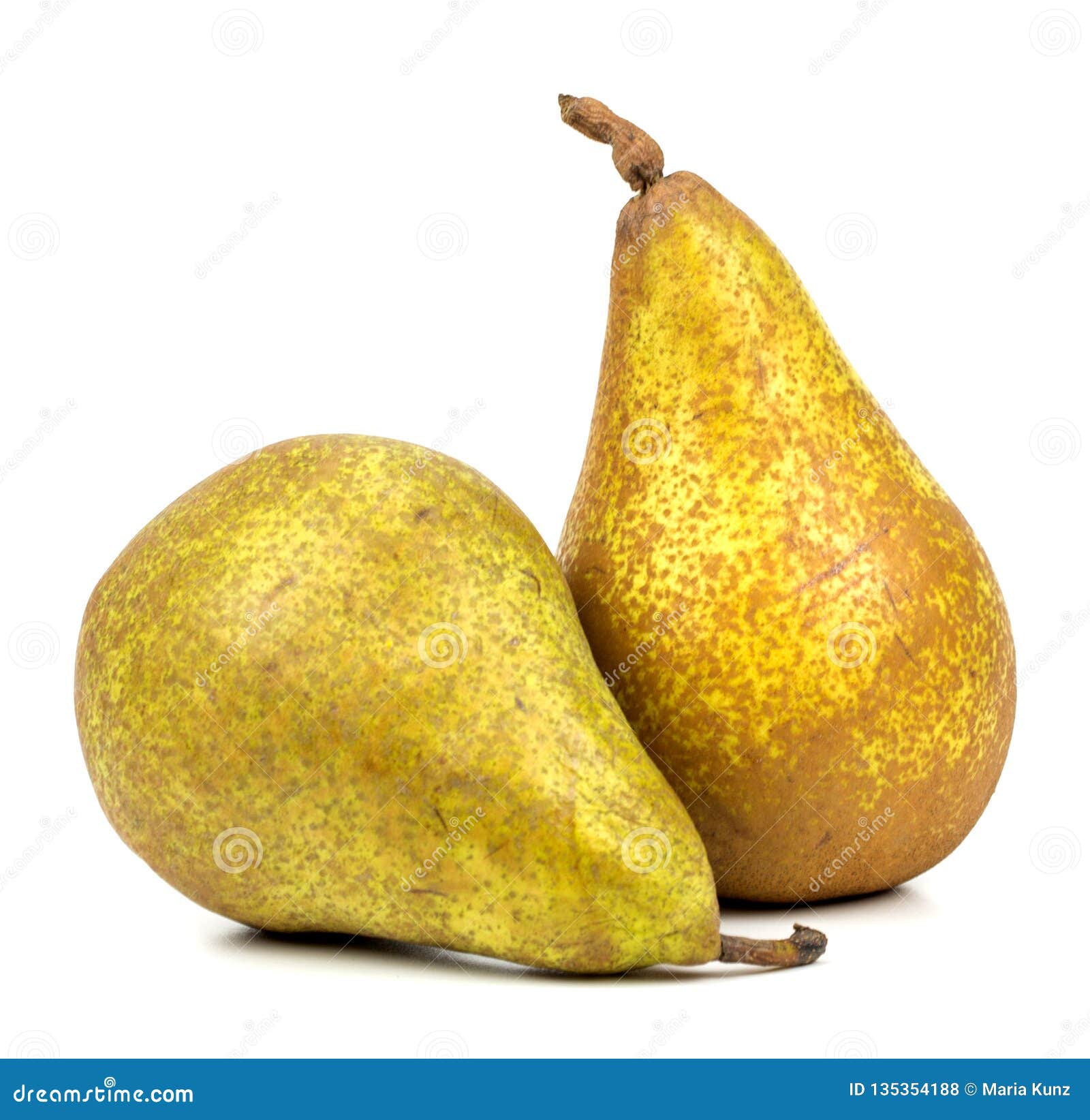 Duas peras no fundo branco foto de stock. Imagem de maduro - 135354188