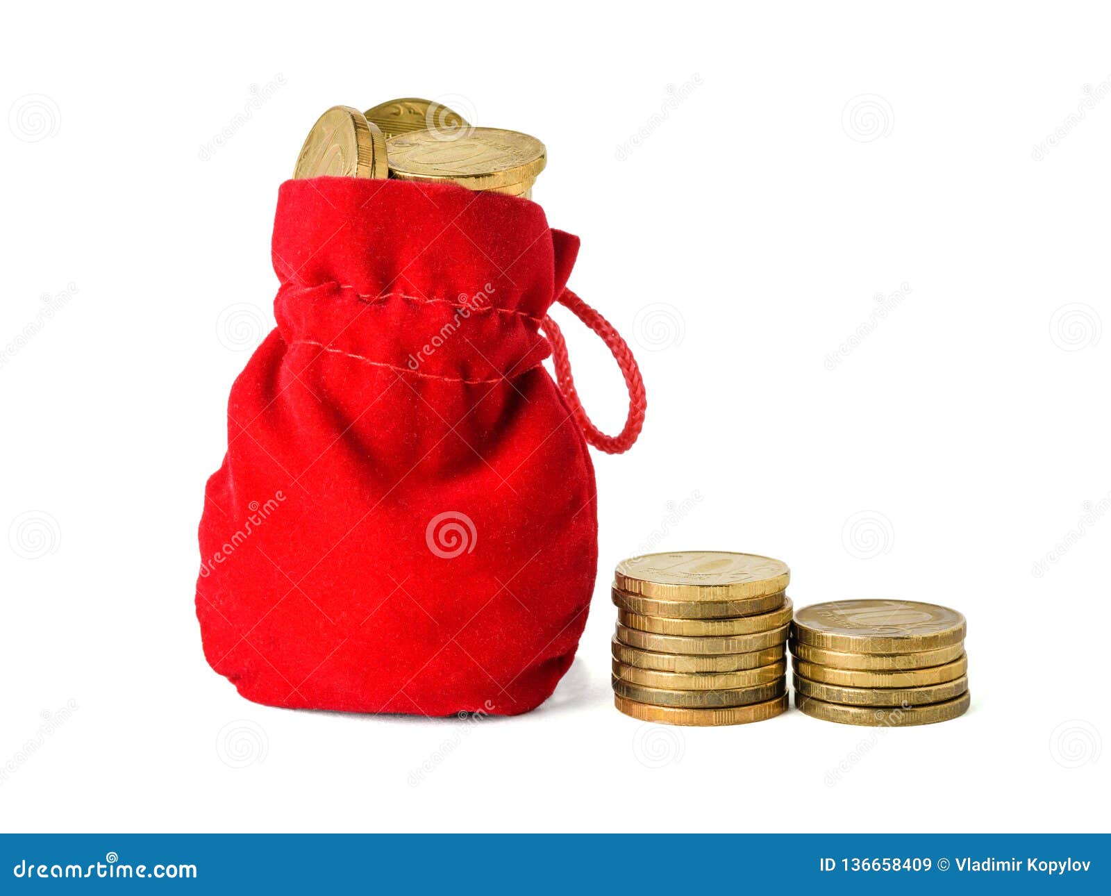 Duas Pilhas De Moedas E Um Saco Vermelho Enchido Com As Moedas Isoladas ... Duas Pilhas De Moedas E Um Saco Vermelho Enchido Com As Moedas Isoladas ...