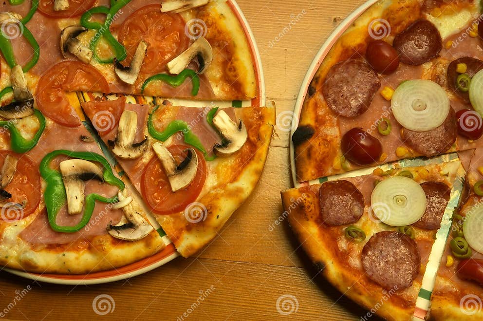 Duas pizzas diferentes imagem de stock. Imagem de tradicional - 5866147