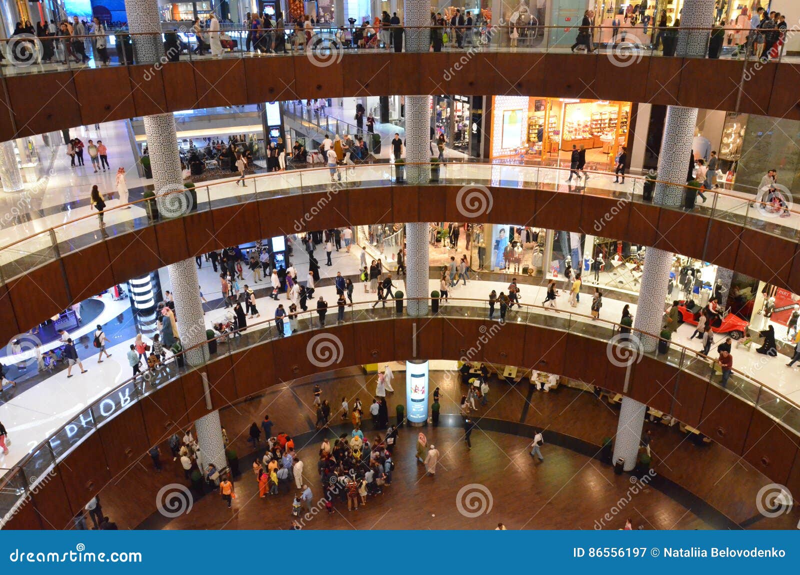 Dubai centrum handlowe fotografia editorial. Obraz złożonej z ruch ...