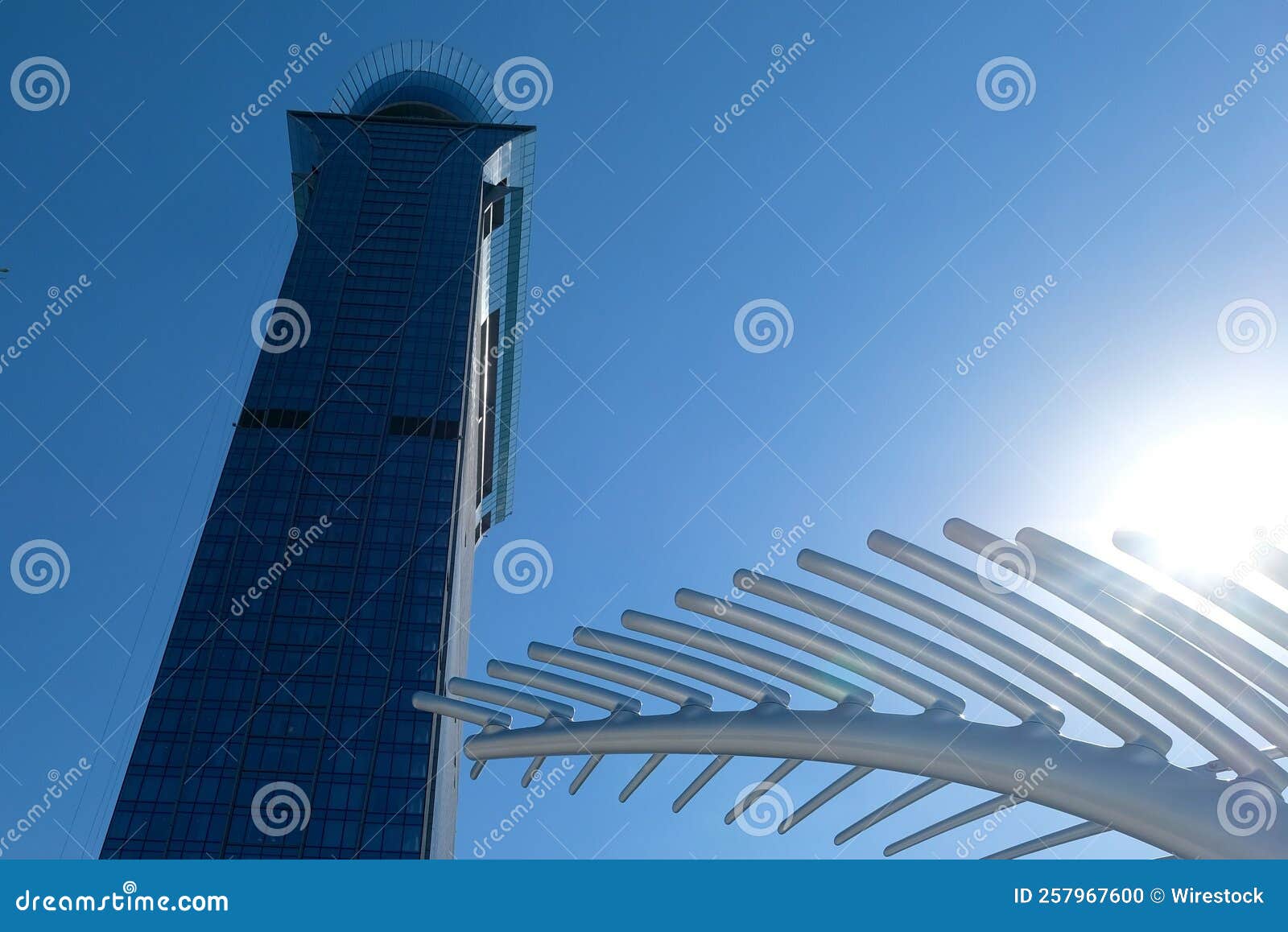 Dubai, la linea del centro immagine editoriale. Immagine di ponticello ...