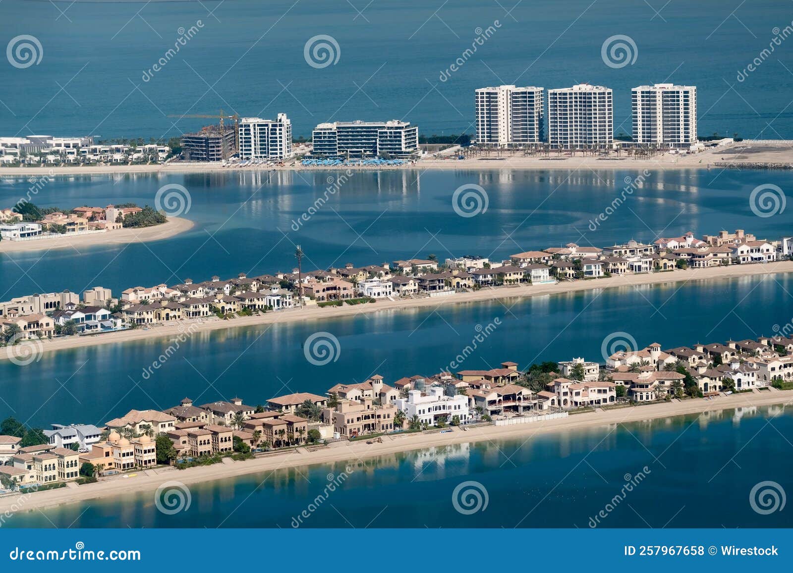 Dubai, la linea del centro fotografia stock. Immagine di investimento ...