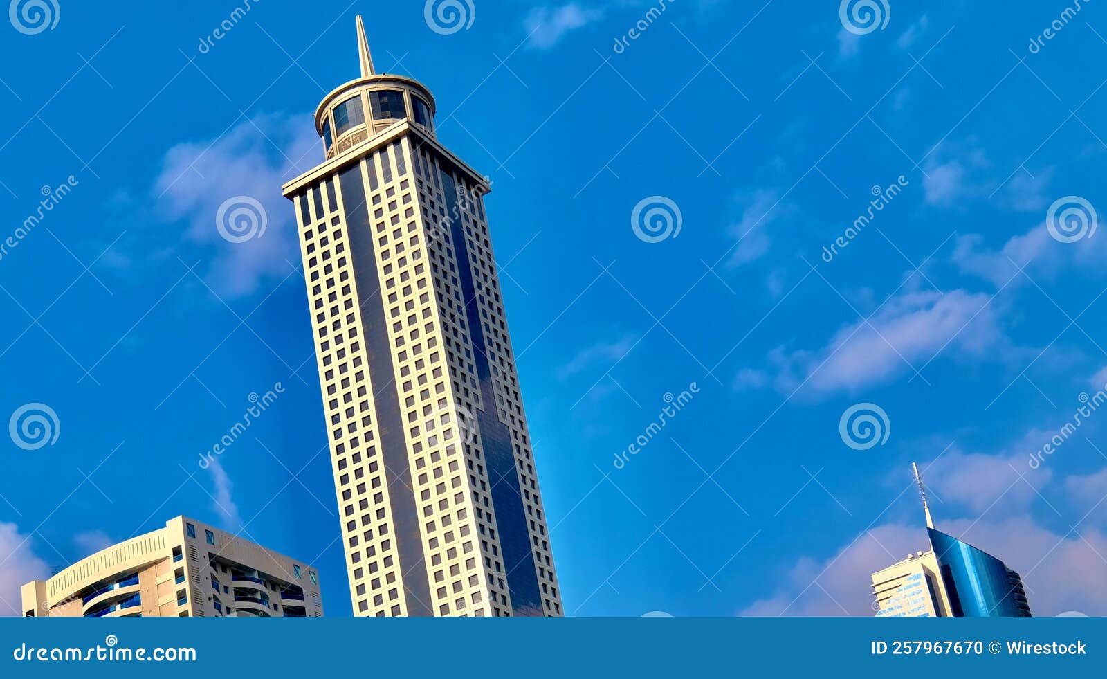 Dubai, la linea del centro immagine editoriale. Immagine di innovatore ...