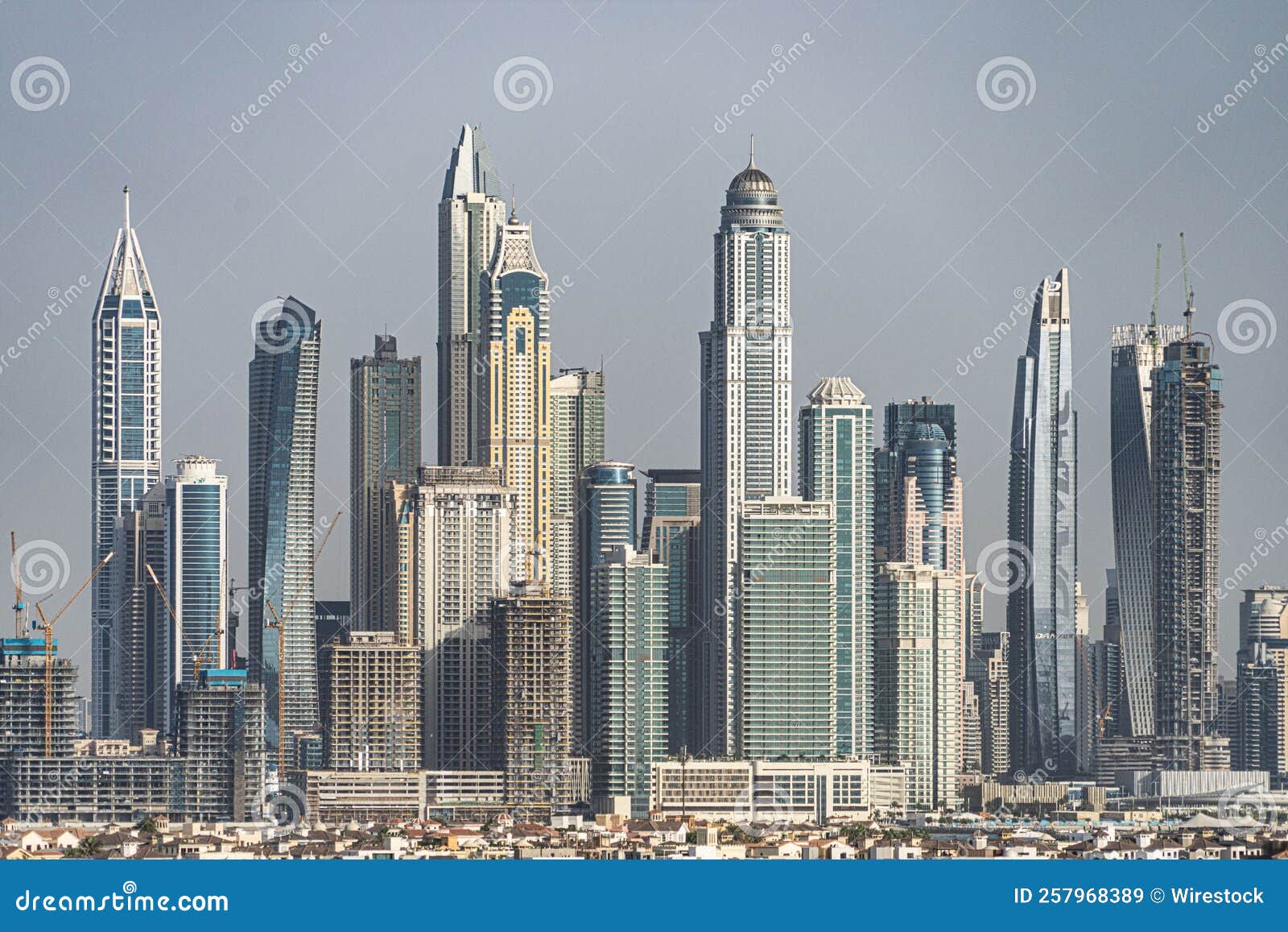 Dubai, la linea del centro immagine stock editoriale. Immagine di ...