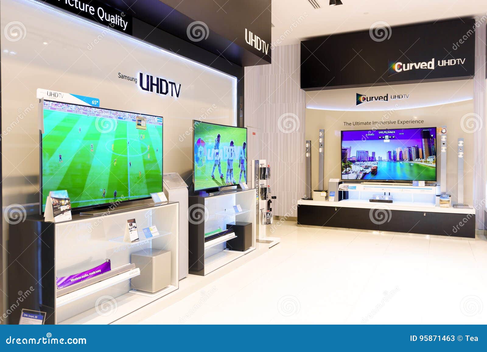 The Dubai Mall editorial stock photo. Image of design - 95871463