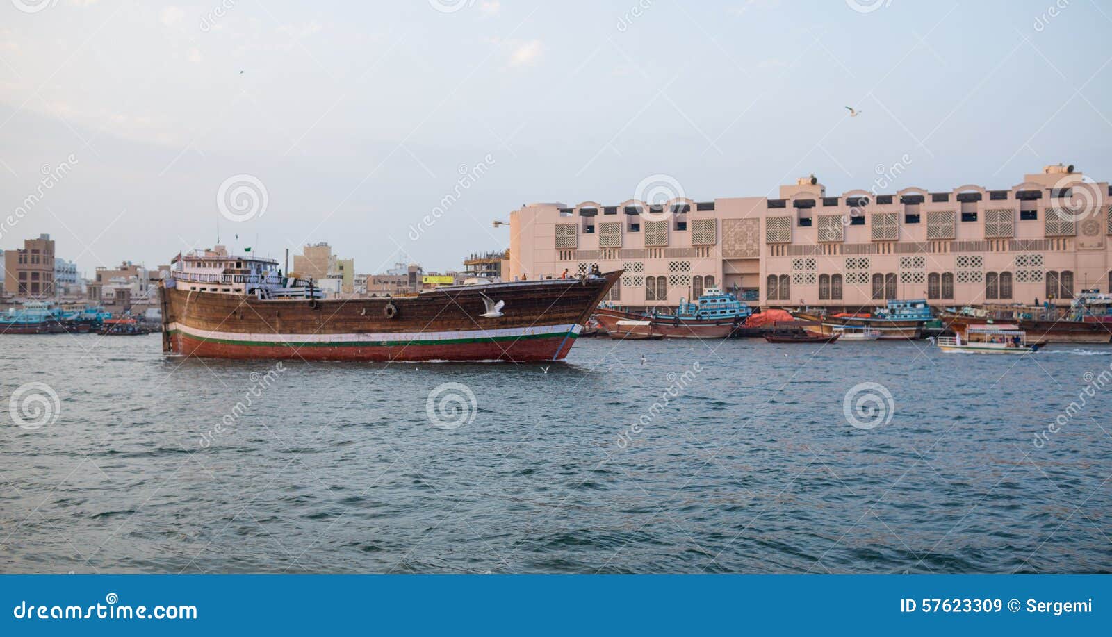 DUBAI, UAE 18 DE ENERO: Abra Tradicional Balsea El 18 De Enero, 2 ...