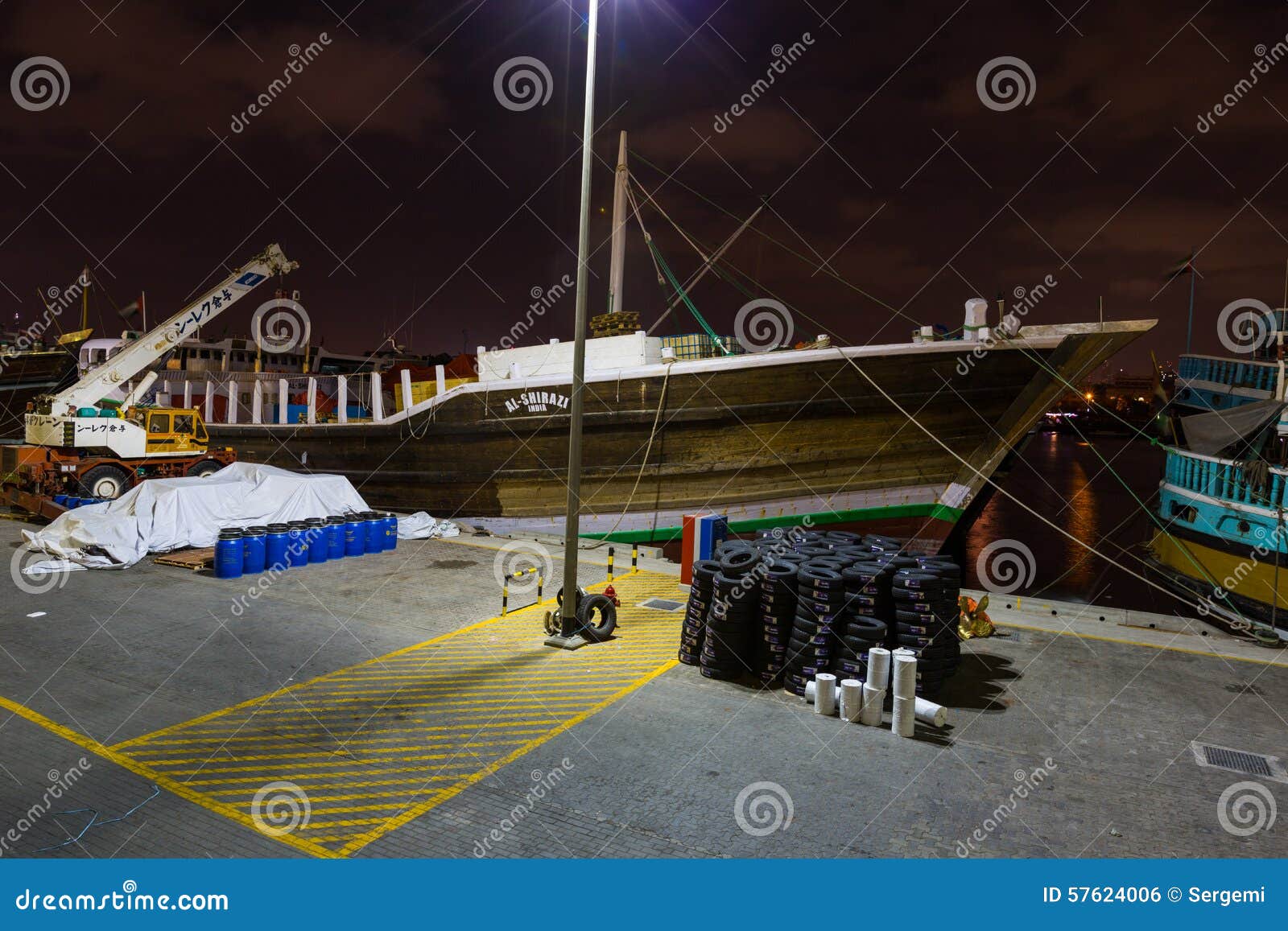 DUBAI, UAE 18 DE ENERO: Abra Tradicional Balsea El 18 De Enero, 2 Foto ...