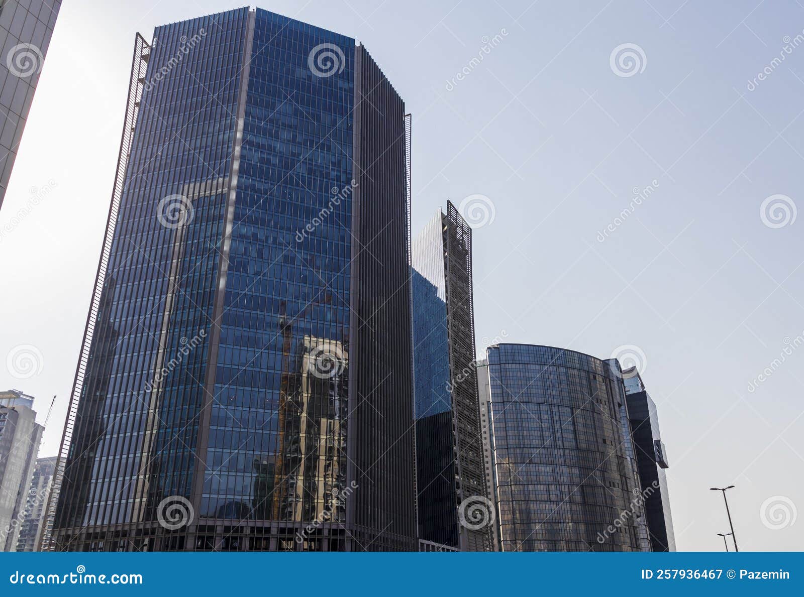 Dubai Uae 09292022 Edificios Modernos En El Distrito De Business Bay ...