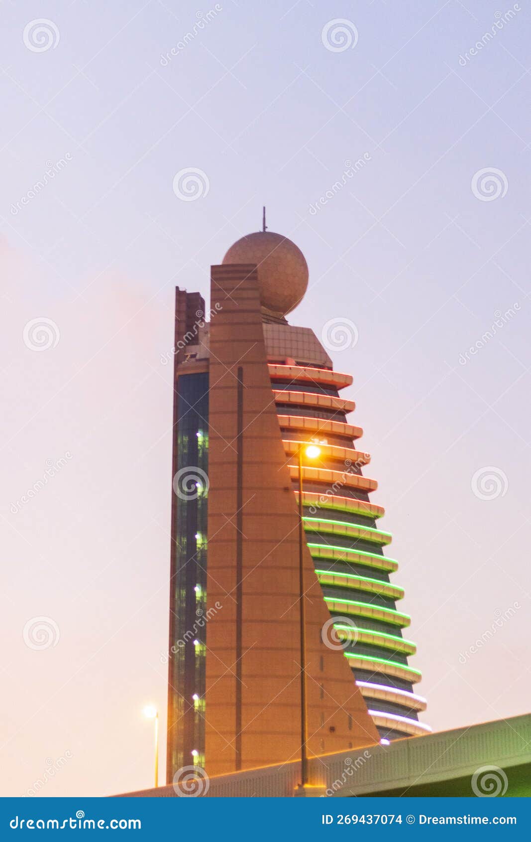 Dubai Uae 12032022 Vista Del Edificio De Al Kifaf Sede De Etisalat ...