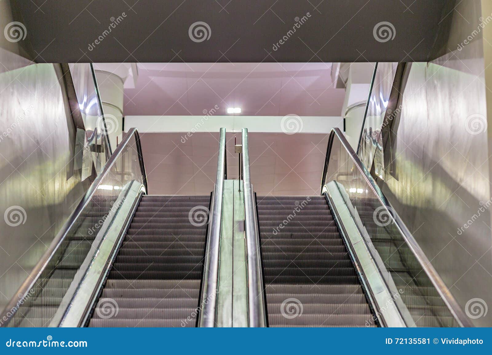 Dubbel rulltrappa fotografering för bildbyråer. Bild av handla - 72135581