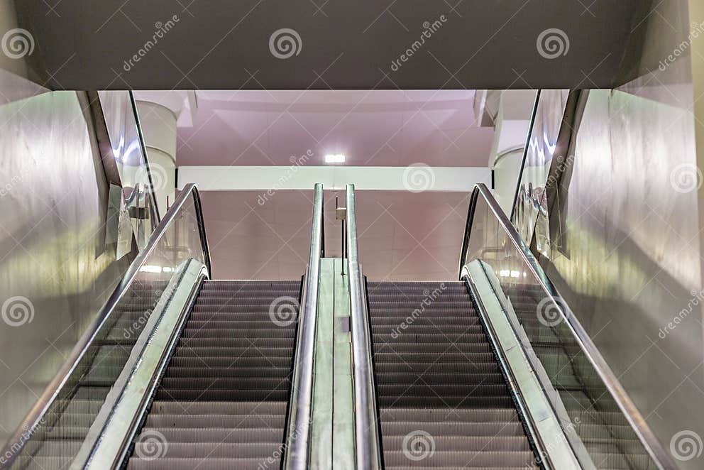 Dubbel rulltrappa fotografering för bildbyråer. Bild av handla - 72135581