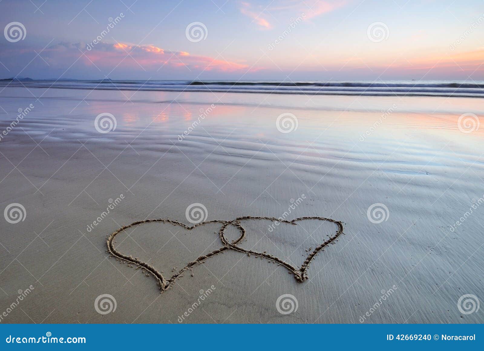 Dubbele Hartvorm Op Het Strand Stock Foto - Image of hart, zonsopgang ...