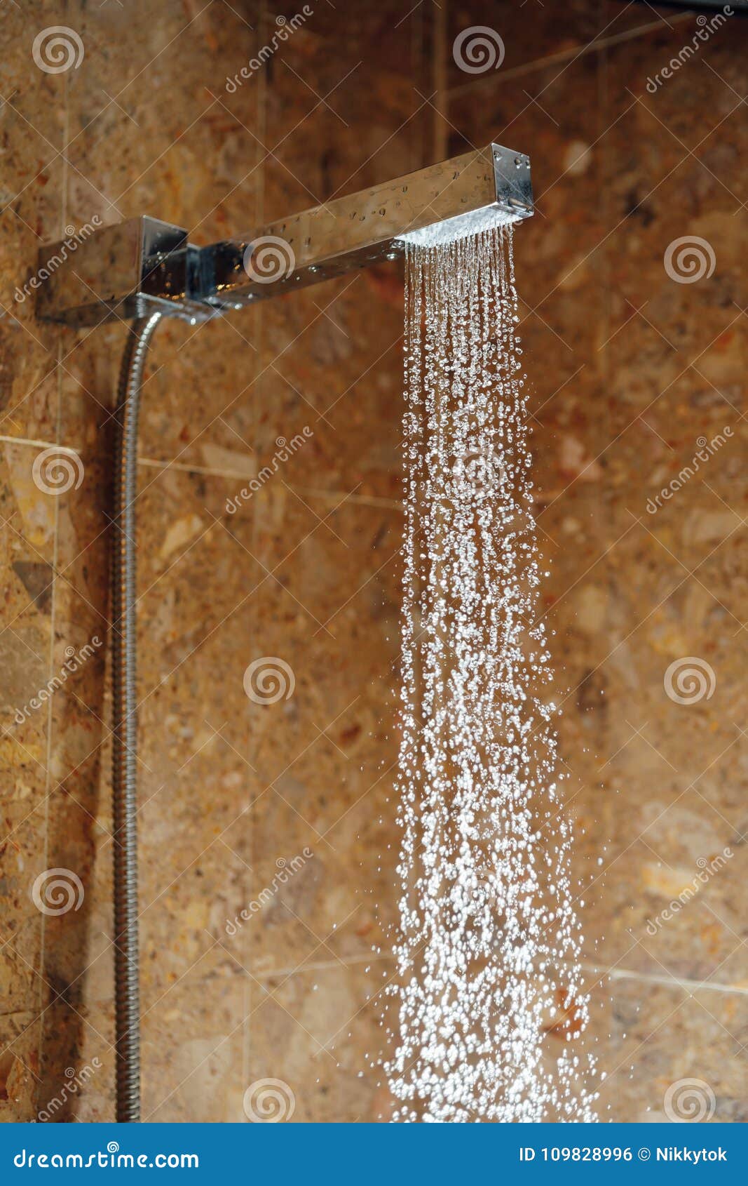 Ducha Caliente Con La Corriente Del Agua Foto de archivo - Imagen de ...