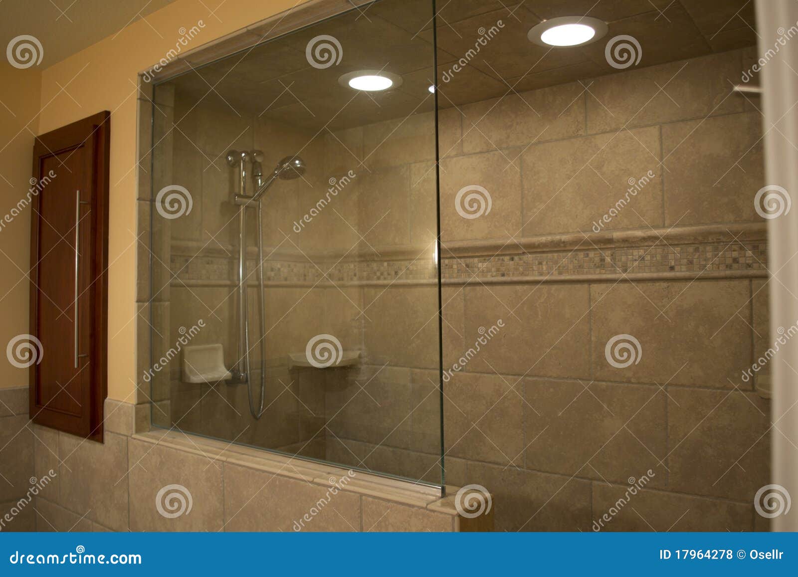 Ducha sin llamar moderna foto de archivo. Imagen de interior - 17964278