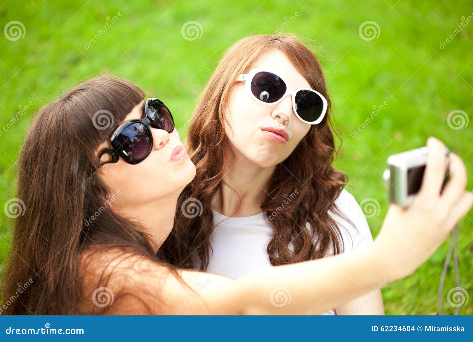 Duckface Selfie Deux Jeunes Filles à La Mode Faisant Le Selfie Un