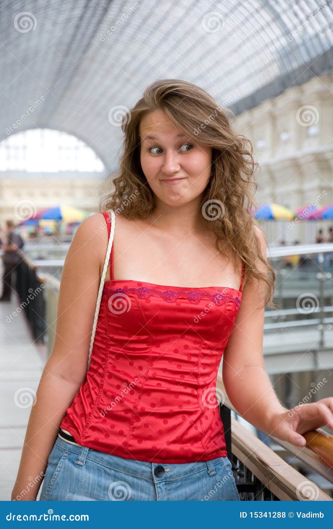 Dudar a la mujer foto de archivo. Imagen de asombro, interior - 15341288