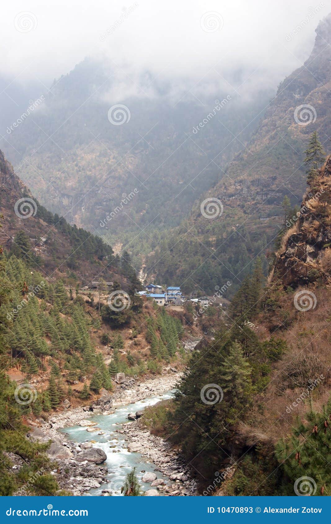 Dudh Kosi River Valley, Rastro De Everest, Nepal Imagen de archivo ...