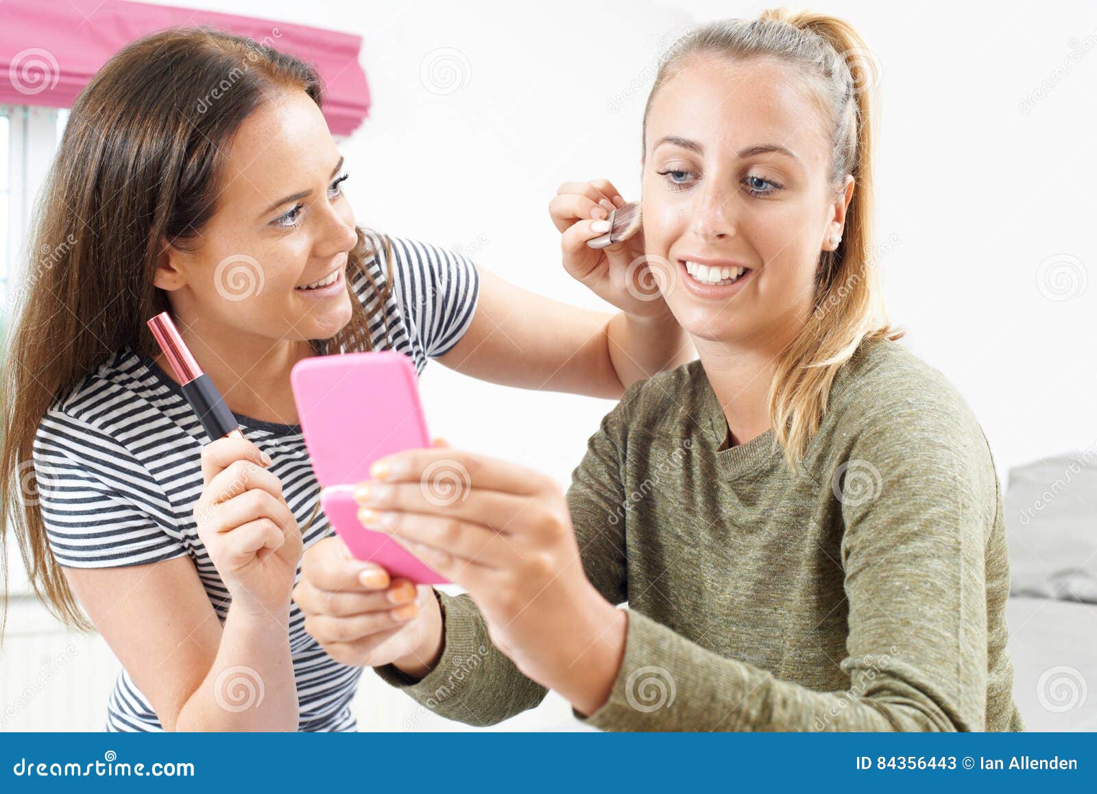 Due Adolescenti Che Mettono Sopra Compongono in Camera Da Letto ...