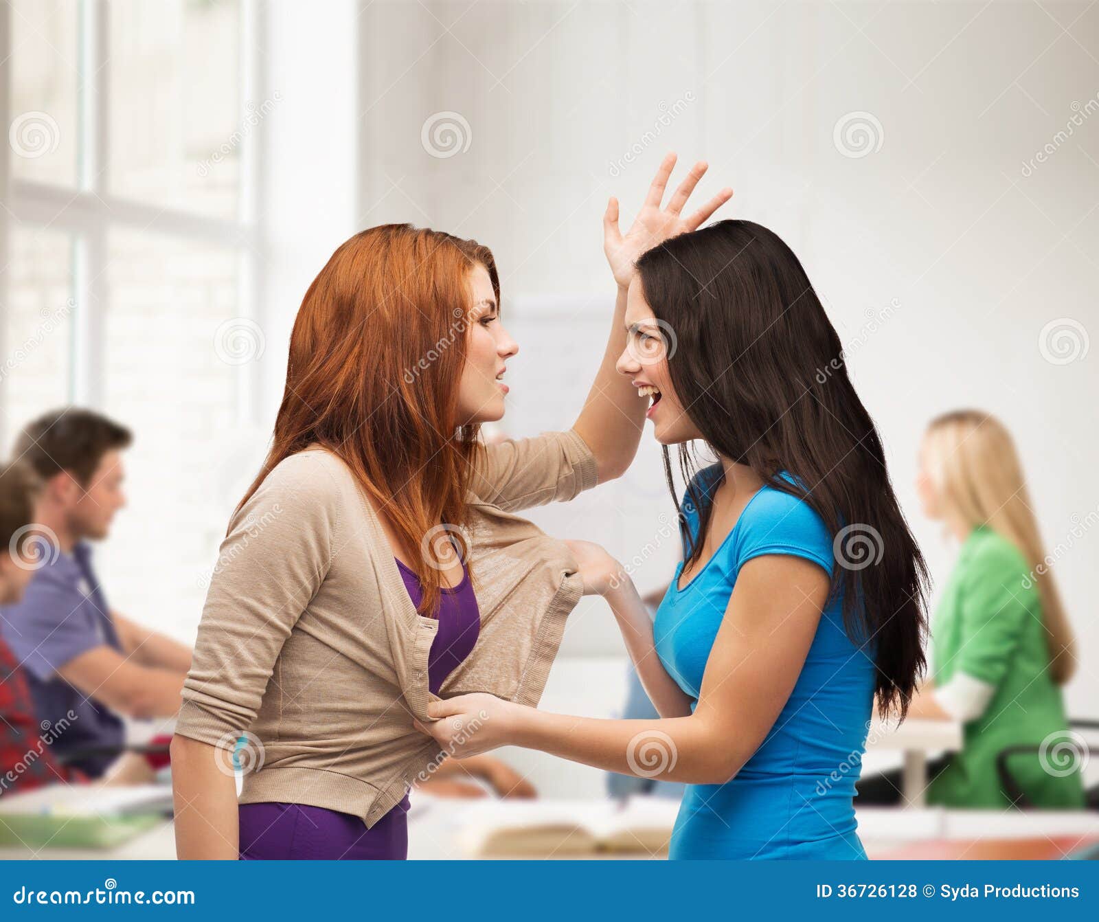 Due Adolescenti Litigando Ed Ottenendo Fisico Fotografia Stock ...