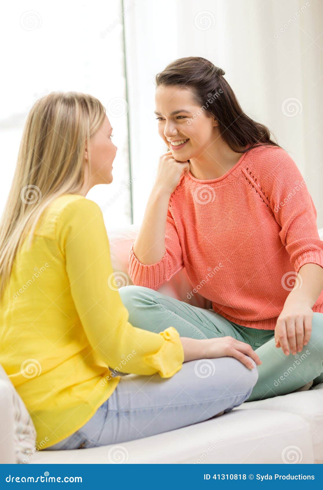 Due Amiche Che Hanno Una Conversazione a Casa Fotografia Stock ...