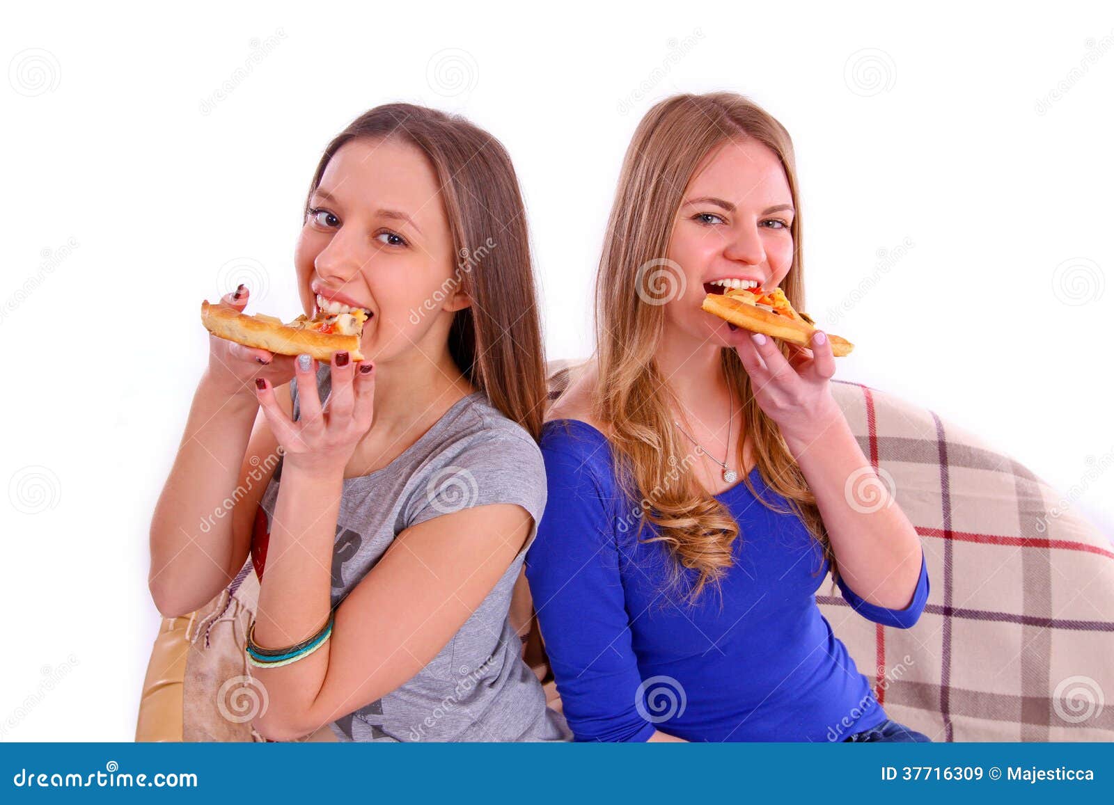 Due Amiche Che Mangiano Pizza Immagine Stock - Immagine di fresco ...