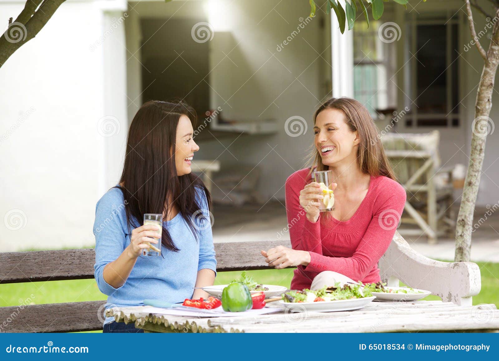 Due Amiche Che Si Siedono Pranzare Dell'esterno Fotografia Stock ...