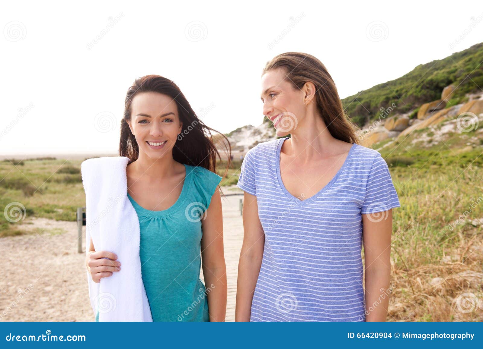 Due Amiche Che Vanno Alla Spiaggia Fotografia Stock - Immagine di ...