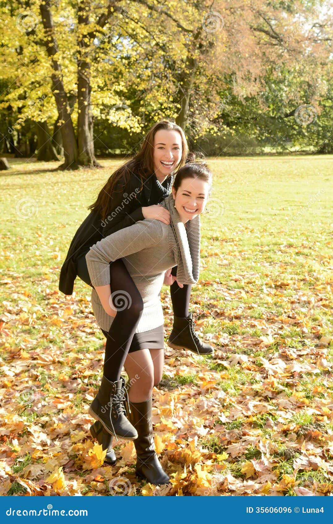 Due amiche felici fotografia stock. Immagine di svago - 35606096