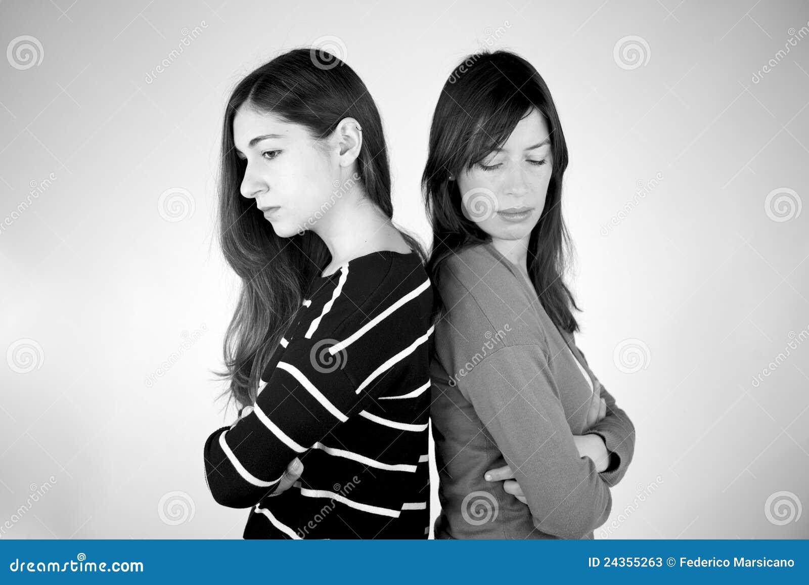 Due Amiche L'un L'altro B&W Arrabbiato Immagine Stock - Immagine di ...