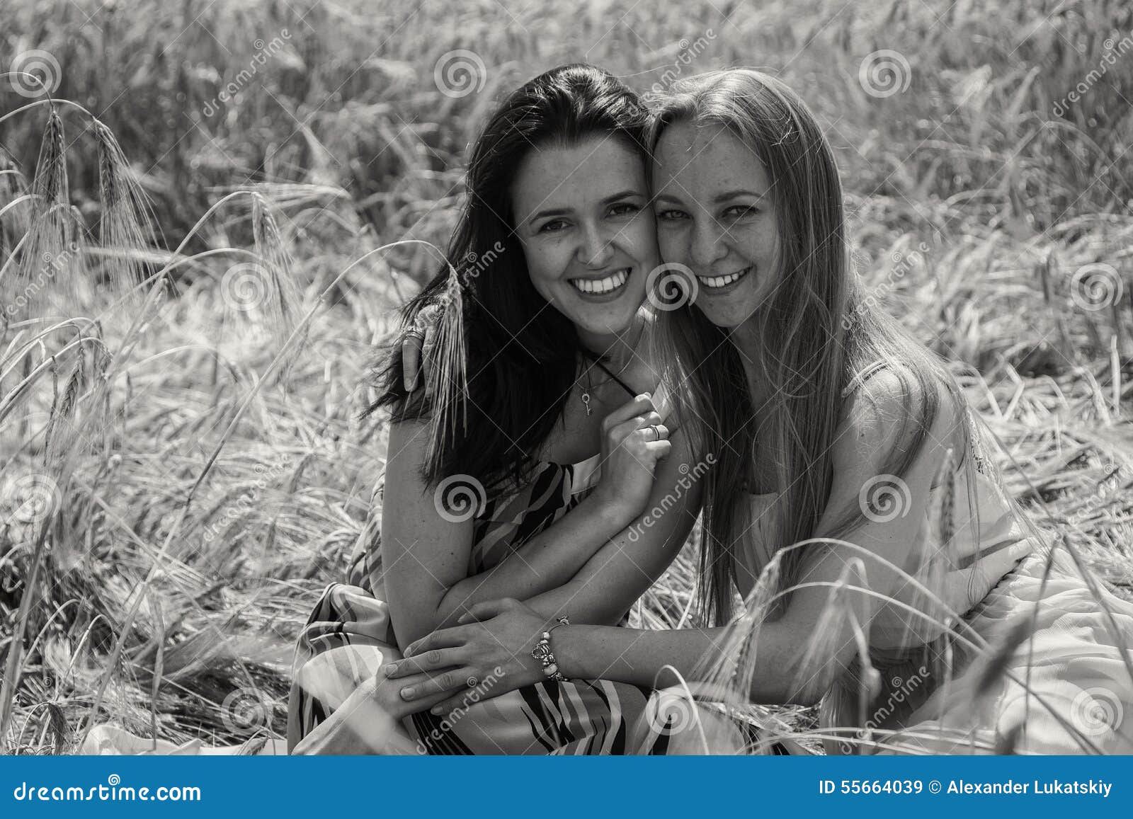 Due amiche nel campo immagine stock. Immagine di abbraccio - 55664039