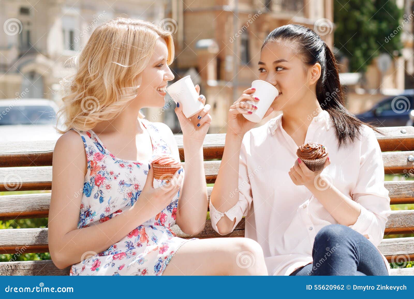 Due Amiche in Parco Con Caffè Ed I Bigné Fotografia Stock - Immagine di ...