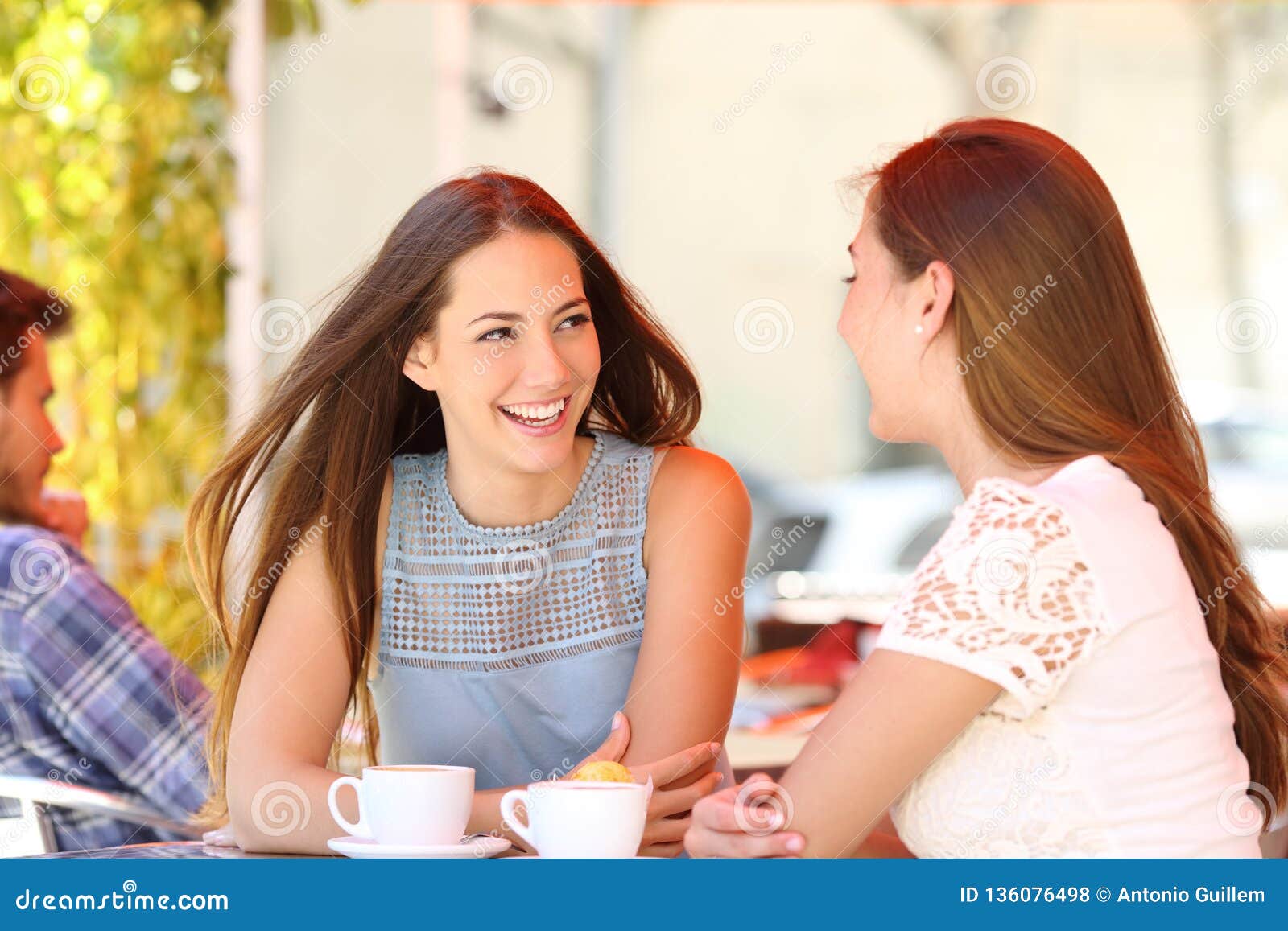 8,510 Due Amiche Che Parlano Caffè Foto - Foto Stock Gratis e Royalty ...