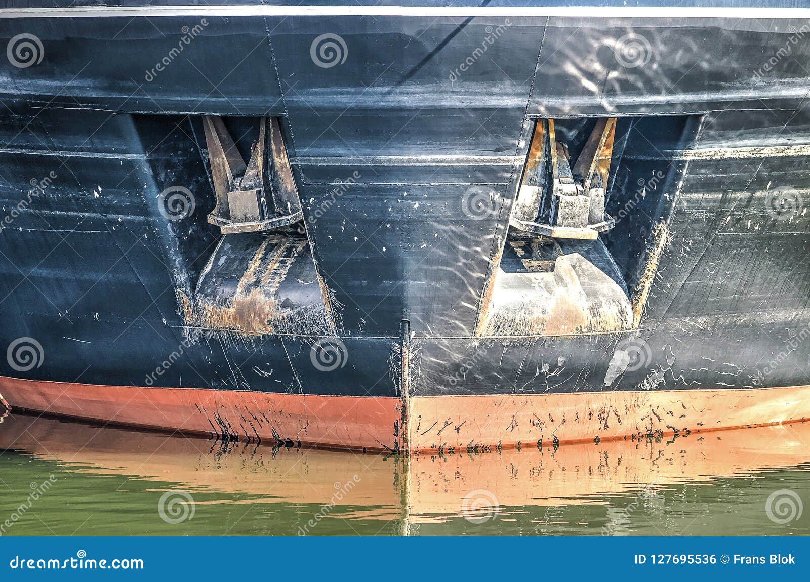 Due Ancore in Uno Scafo Del ` S Della Nave Fotografia Stock - Immagine ...