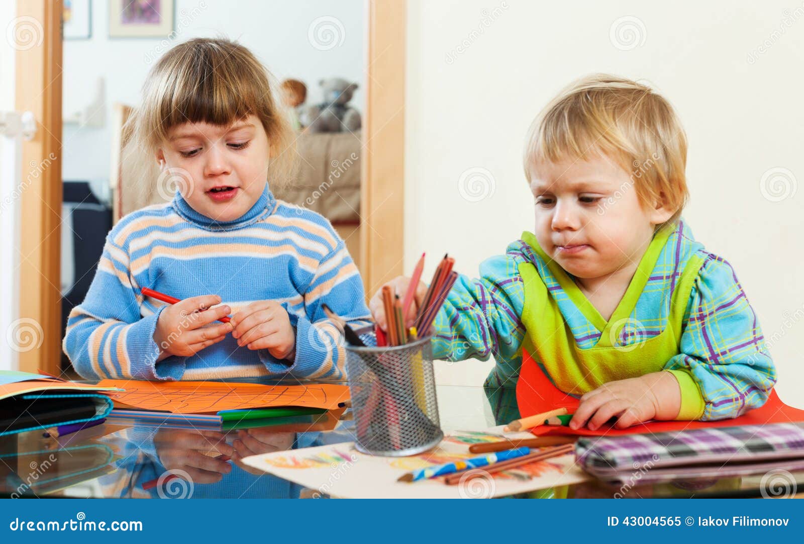 Due Bambini Insieme Alle Matite Immagine Stock - Immagine di sorellina ...