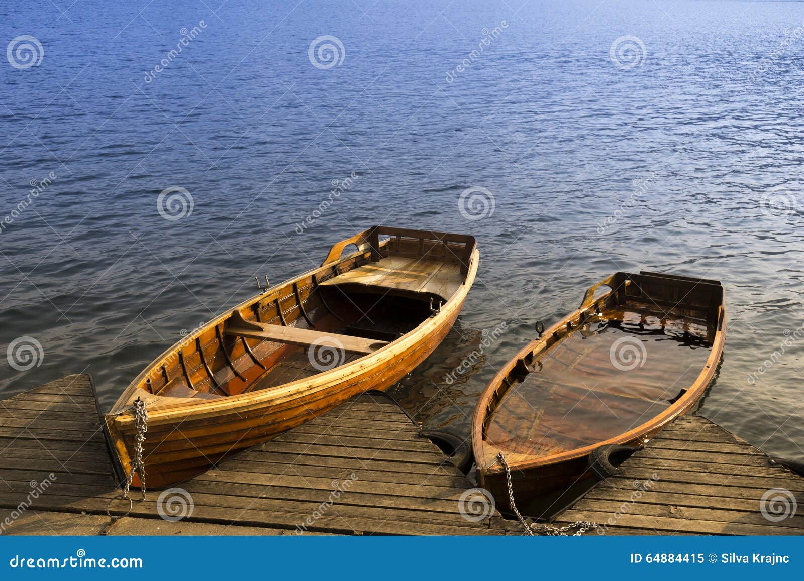 Due barche sul lago immagine stock. Immagine di pesca - 64884415