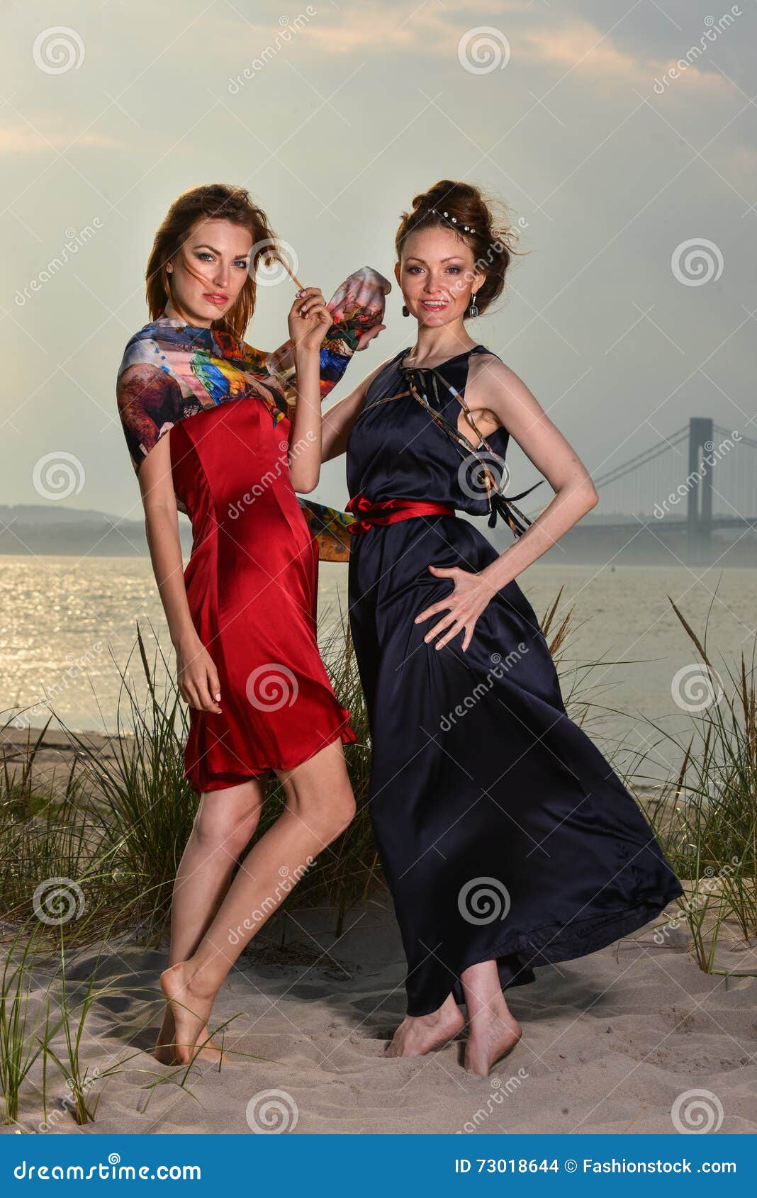 Due Bei Giovani Modelli Di Moda Che Posano Abbastanza Sulla Spiaggia ...