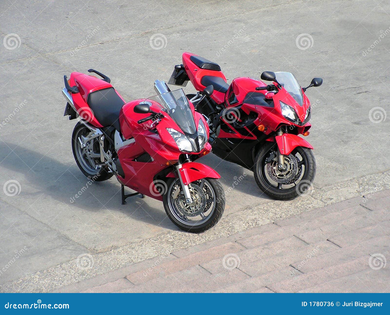 Due bei motocicli rossi. fotografia stock. Immagine di stile - 1780736