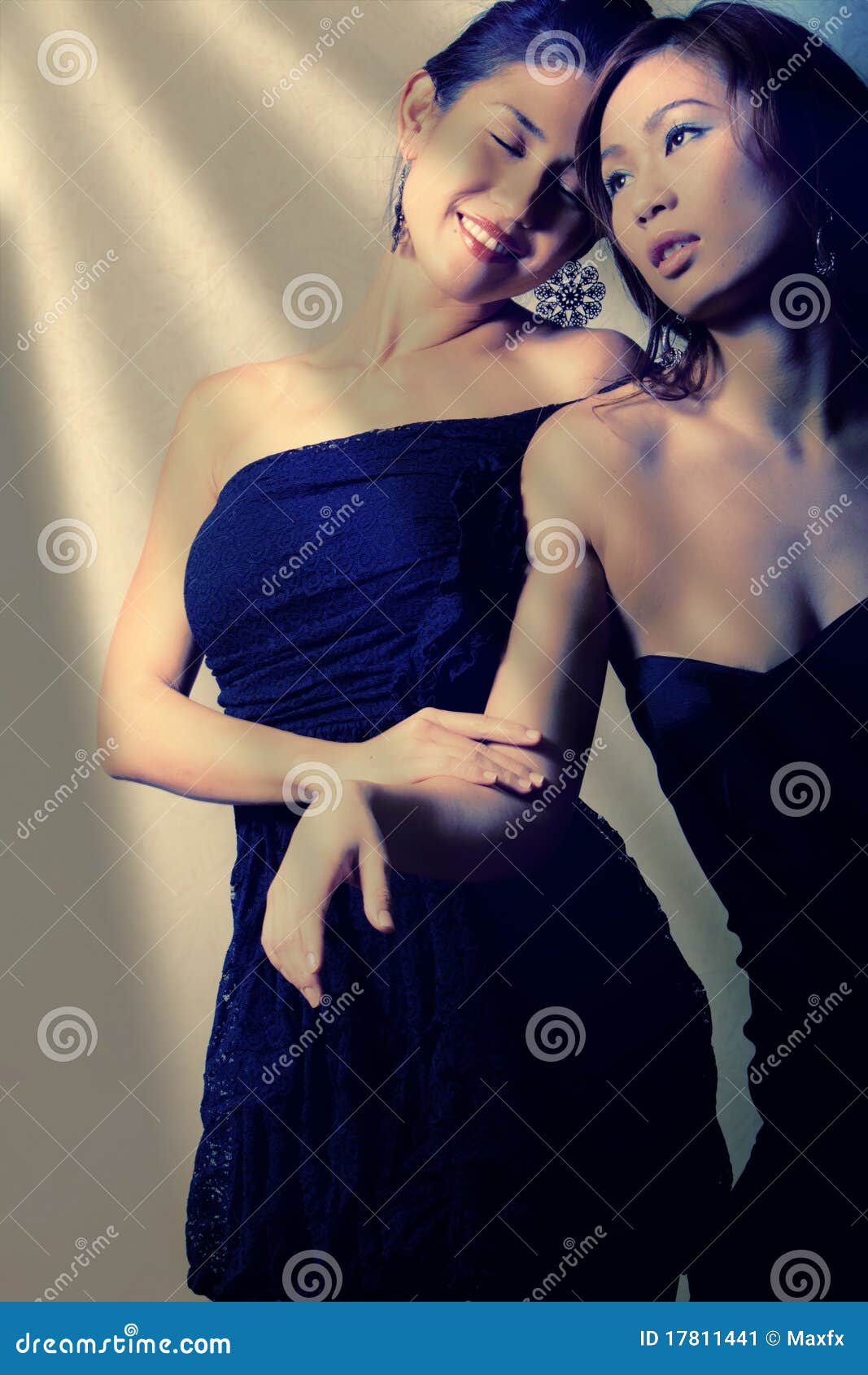 Due belle donne asiatiche immagine stock. Immagine di felice - 17811441