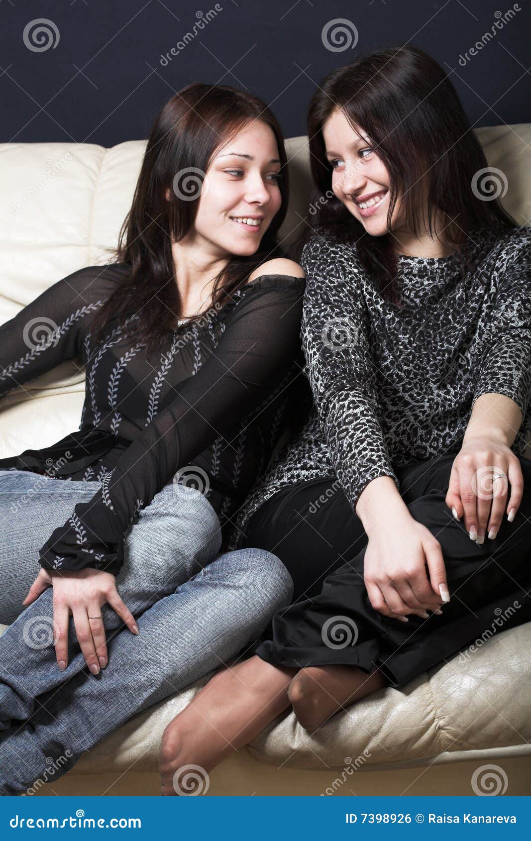 Due belle ragazze fotografia stock. Immagine di modellistica - 7398926