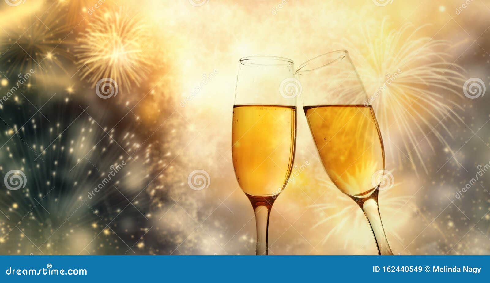 Due Bicchieri Di Champagne Pronti Per Il Capodanno - Luci Di Festa E ... Due Bicchieri Di Champagne Pronti Per Il Capodanno - Luci Di Festa E ...