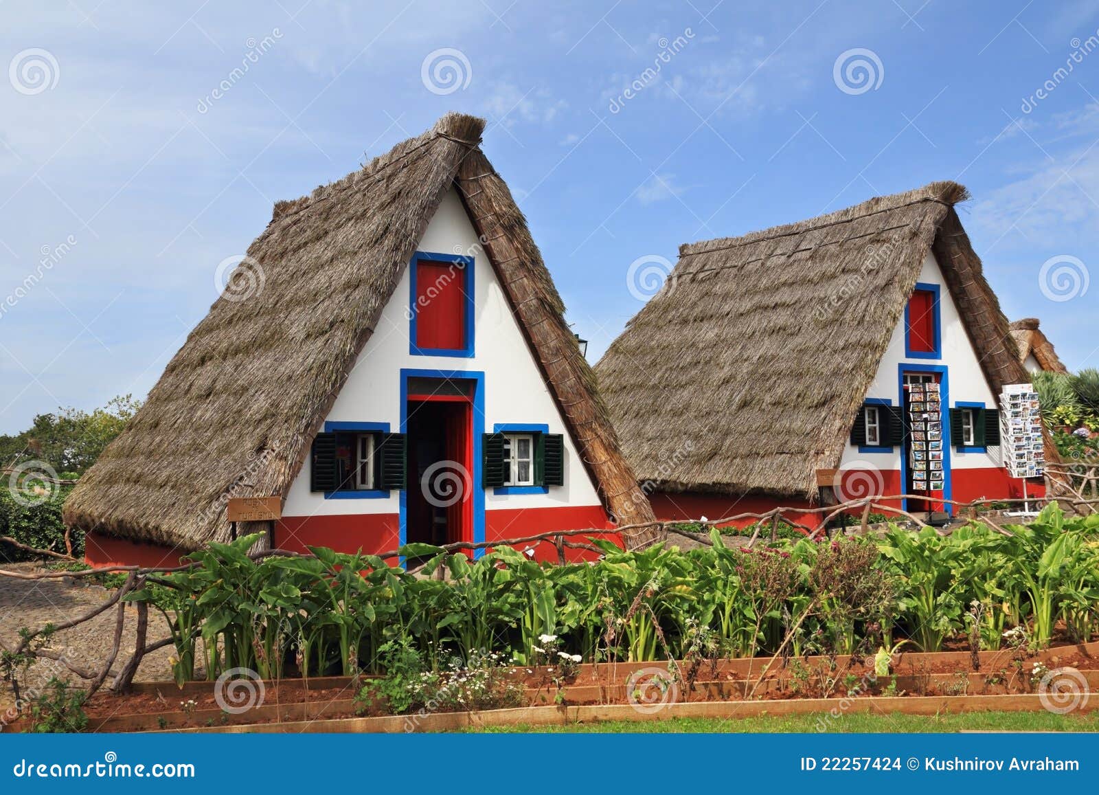 Due Case Rurali Con Il Tetto Thatched Triangolare Fotografia Stock ...