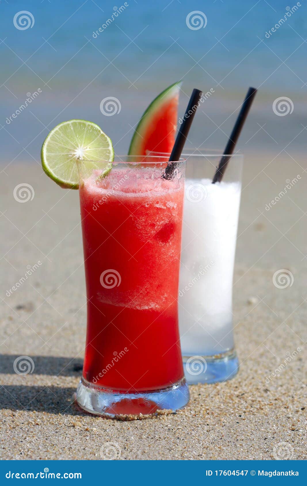 Due Cocktail Sulla Spiaggia Immagine Stock - Immagine di vetri, alcool ...