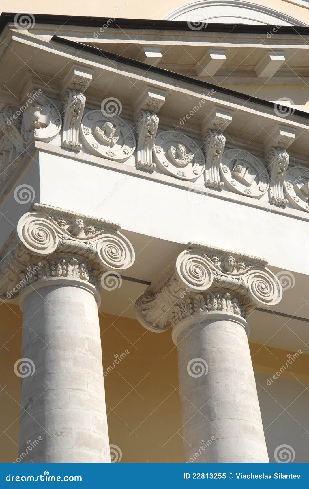Due Colonne Greche Classiche Immagine Stock - Immagine di portico ...