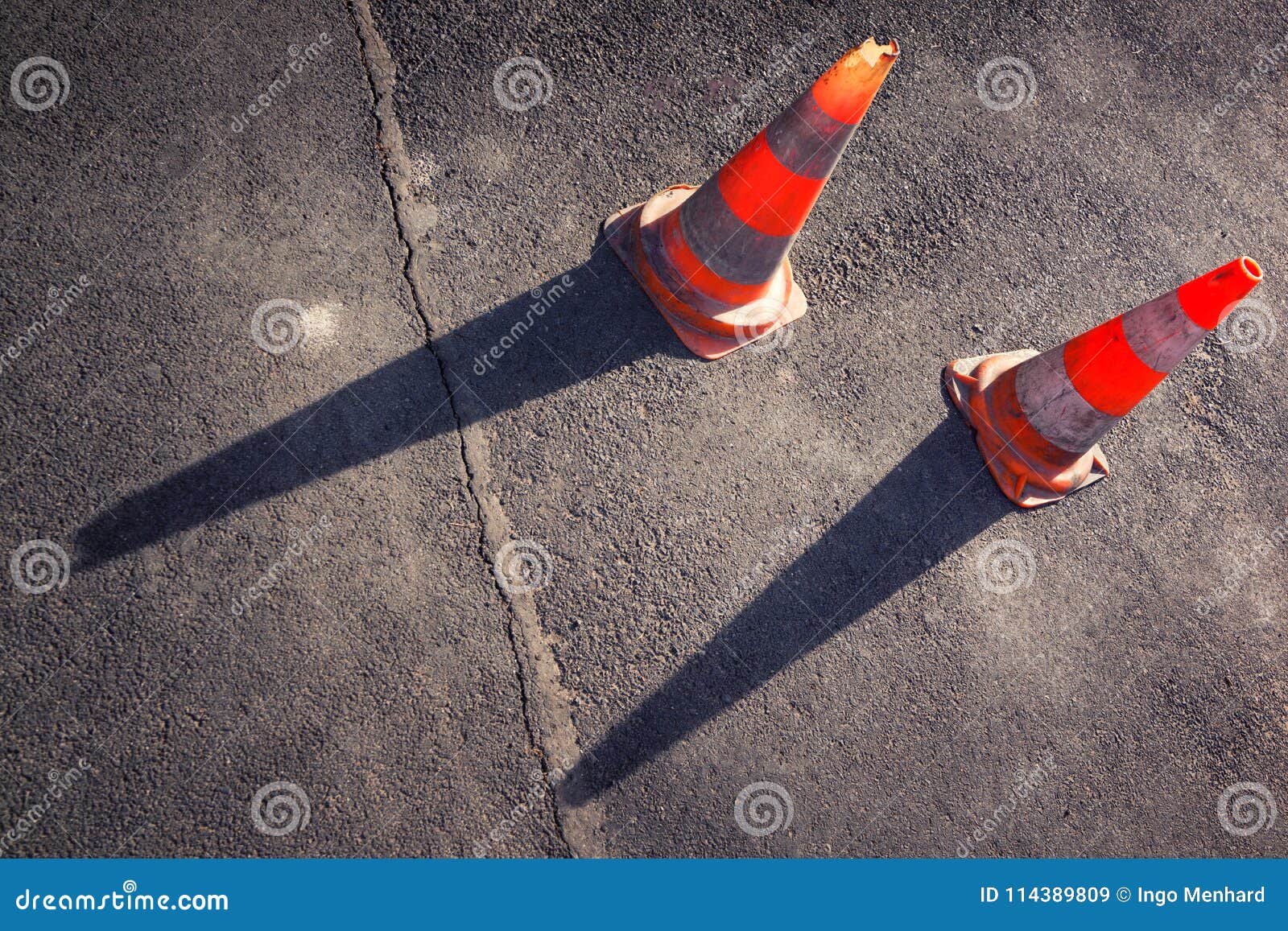 Due Coni Arancio Della Strada Sull'asfalto Grigio Immagine Stock ...