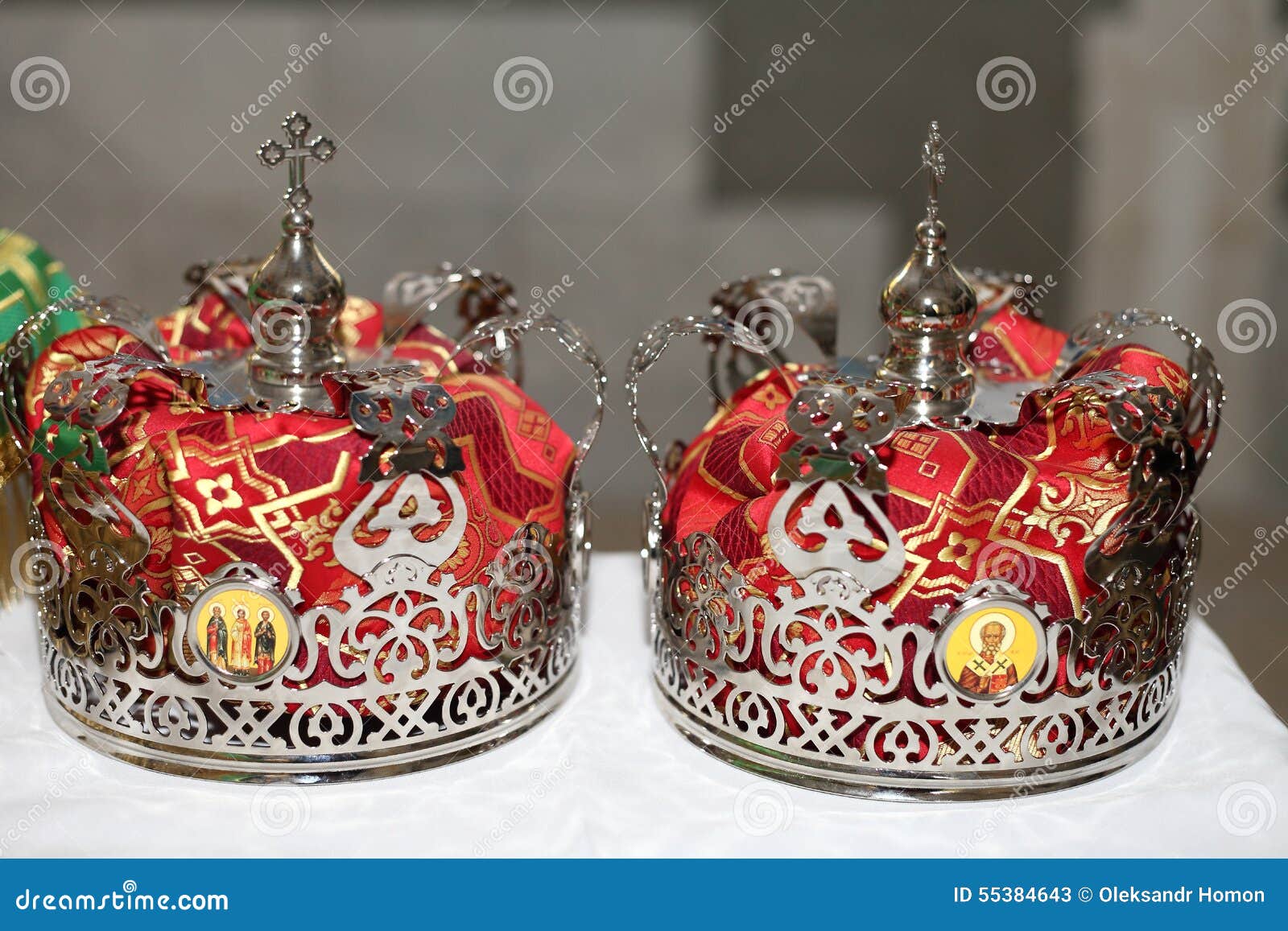 Due corone per nozze immagine stock. Immagine di vecchio - 55384643