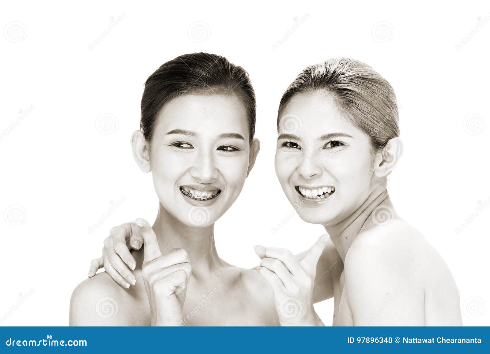 Due Donne Asiatiche Con Bello Modo Compongono I Capelli Avvolti ...