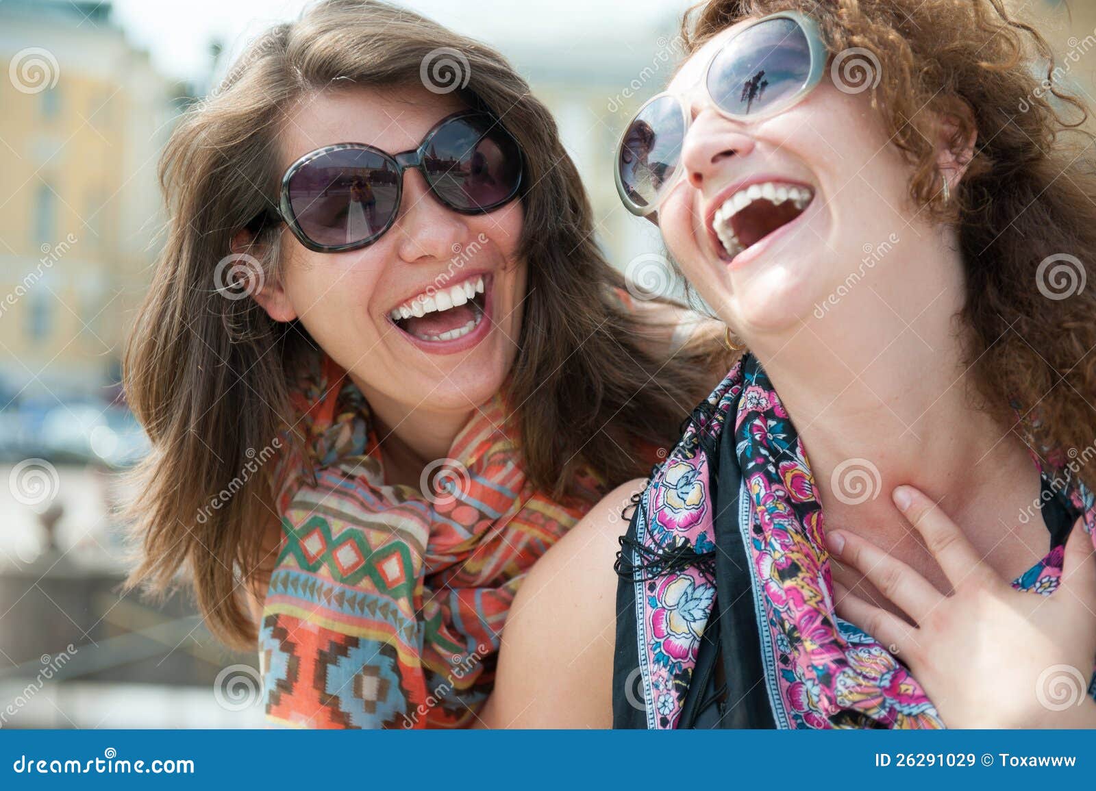 Due Giovani Belle Donne Felici Immagine Stock - Immagine di femmina ... Due Giovani Belle Donne Felici Immagine Stock - Immagine di femmina ...