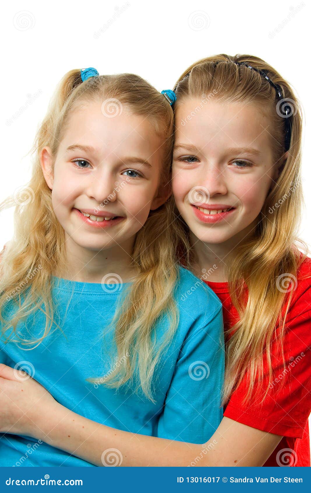 Due giovani ragazze bionde immagine stock. Immagine di proposto - 13016017