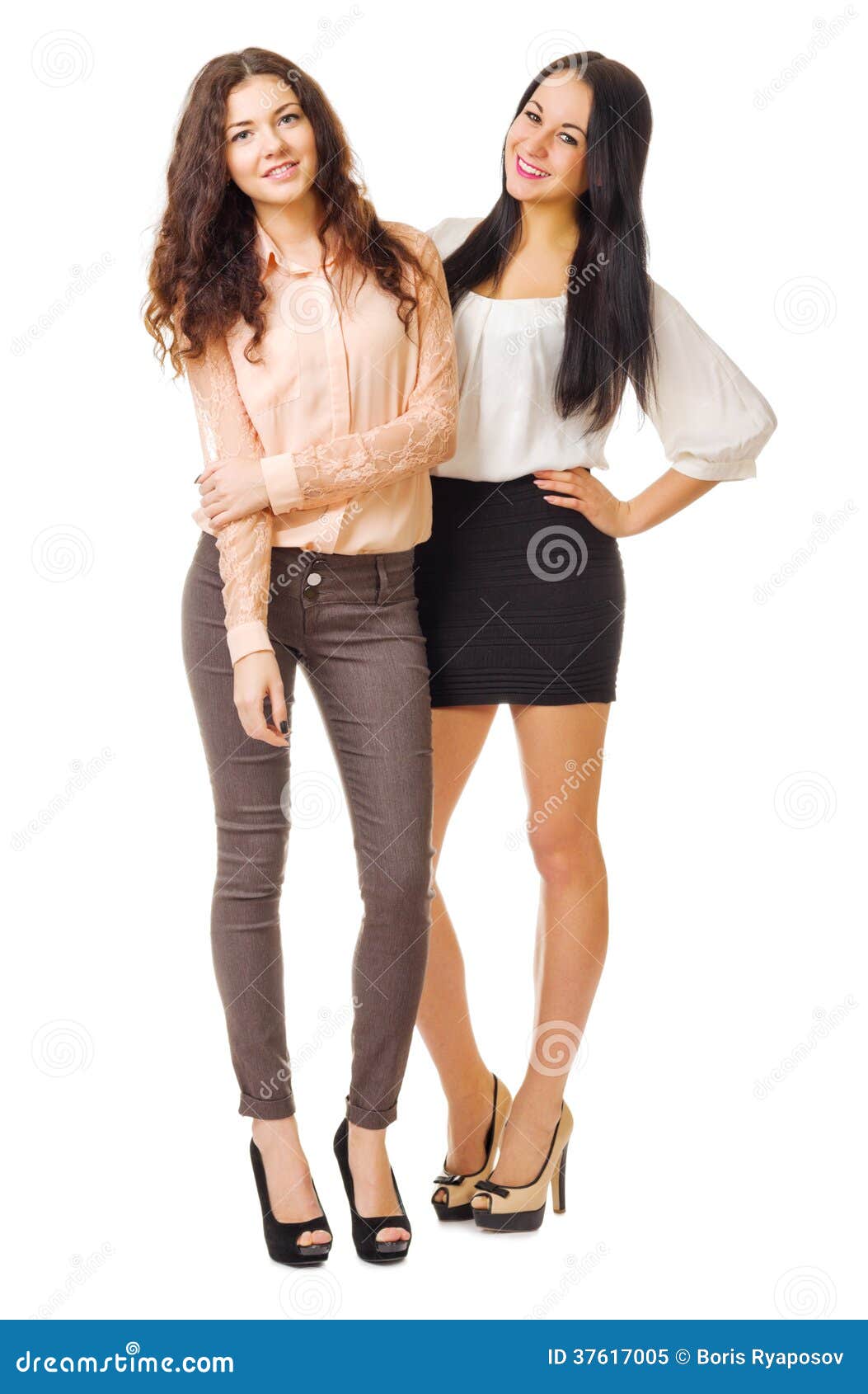 Due Giovani Ragazze Sorridenti Immagine Stock - Immagine di ...